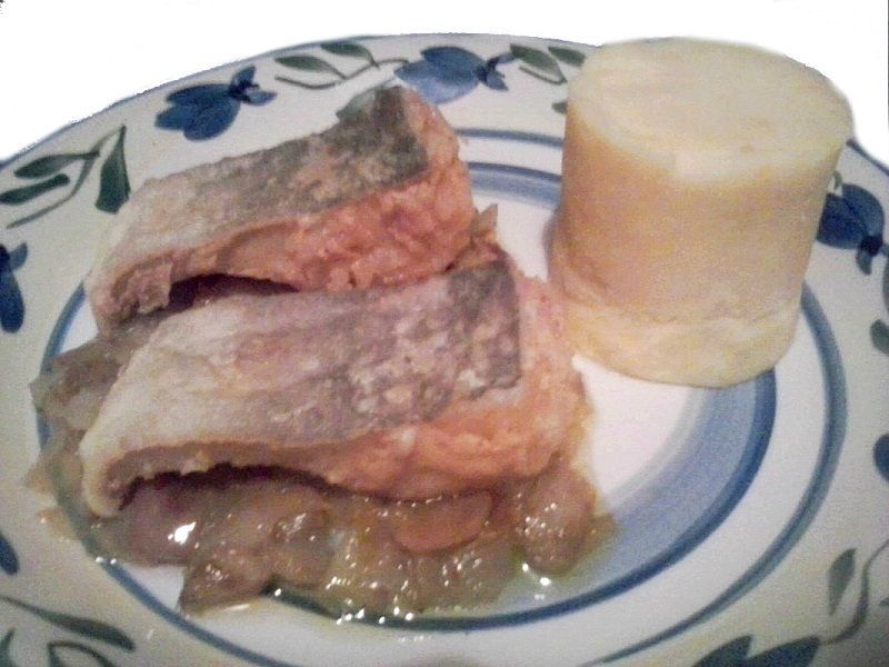 BACALAO FRITO CON CEBOLLA CARAMELIZADA
