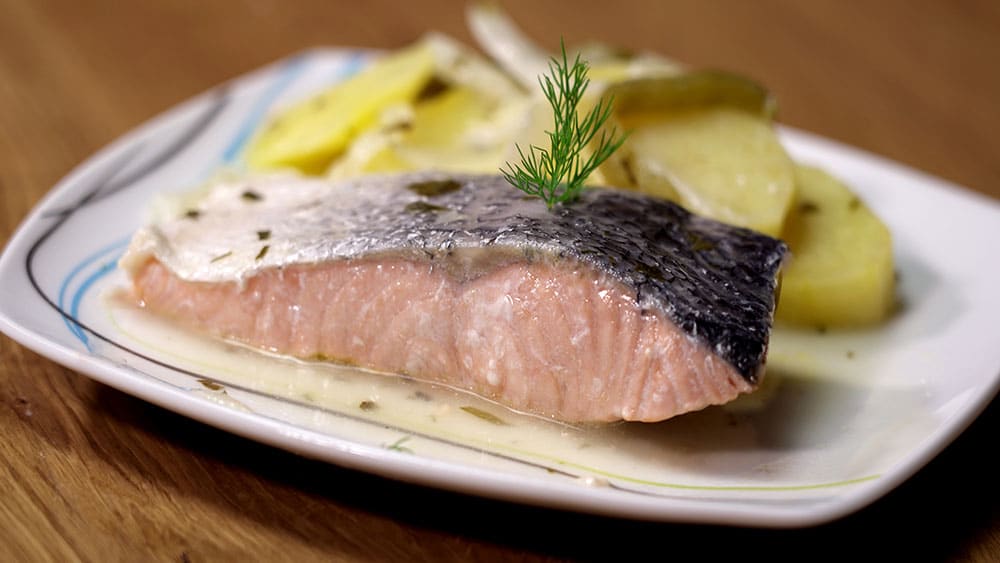 Salmon al horno con patatas y cebolla - Cocina Casera y Facil