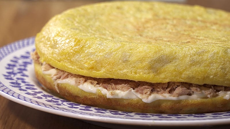 Tortilla de patata rellena de atun - Cocina Casera y Facil